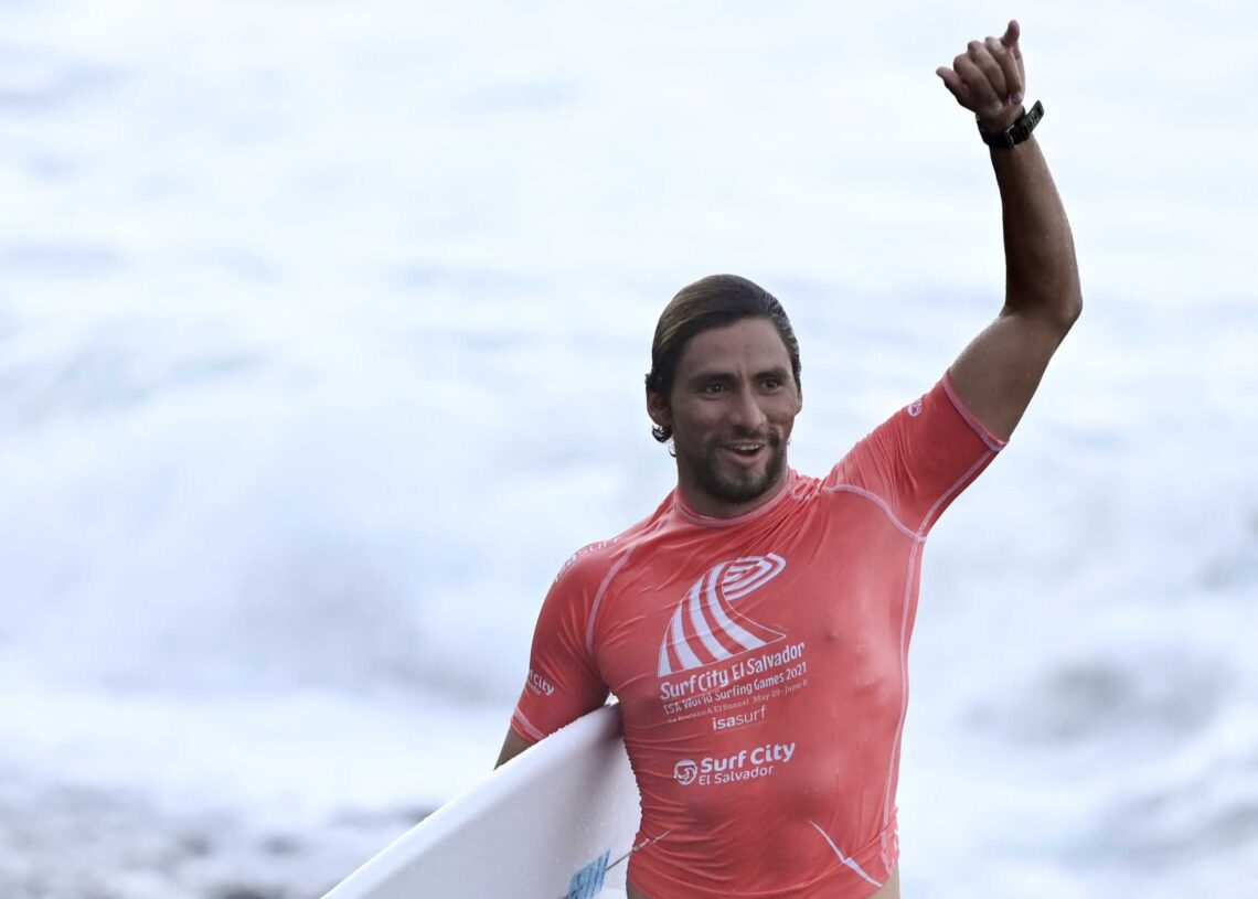 El único surfista salvadoreño en competencia, Bryan Pérez cerca de ...