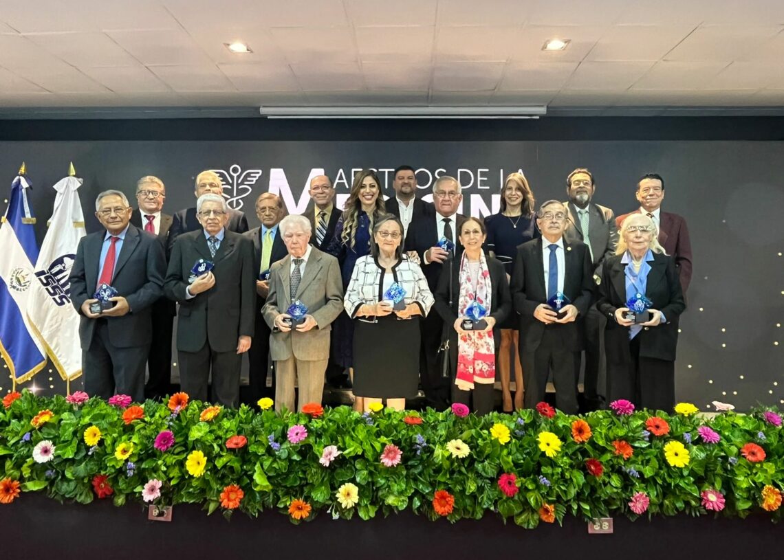 ISSS realiza segundo homenaje “Maestros de la Medicina” para médicos ...
