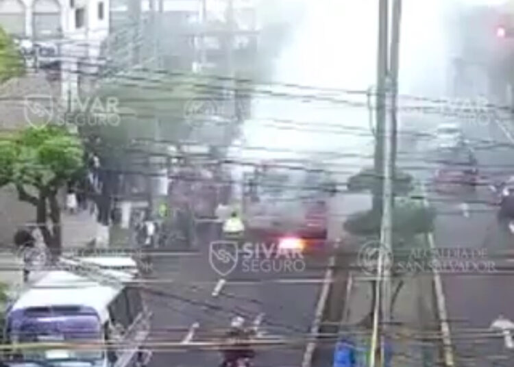 Cámaras de vigilancia captaron momento cuando un autobús se incendió en ... Cámaras de vigilancia captaron momento cuando un autobús se incendió en ...