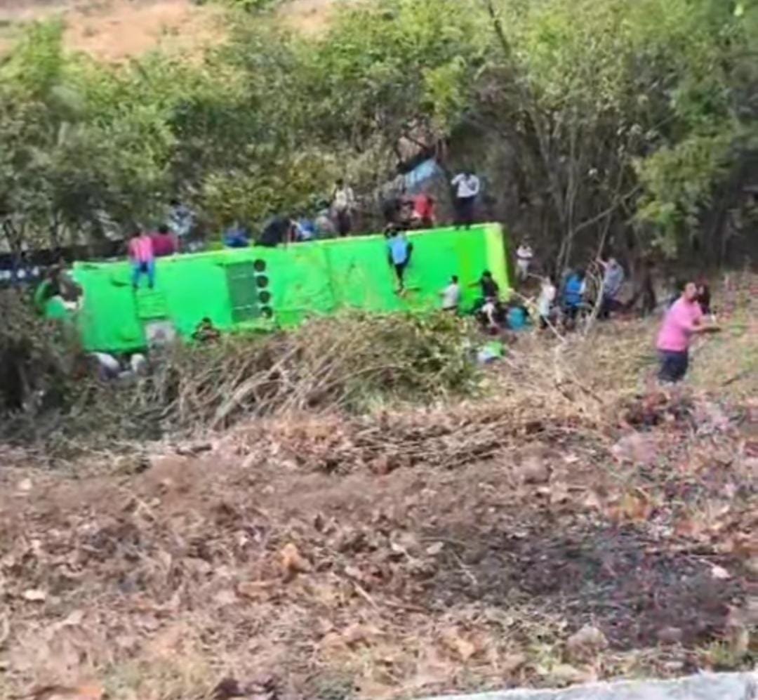 Bus de la ruta 301 se precipita a un barranco en Quebrada Seca y deja ...