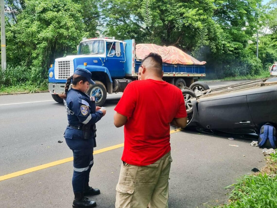 Conductor distraído vuelca en su vehículo – Diario La Página
